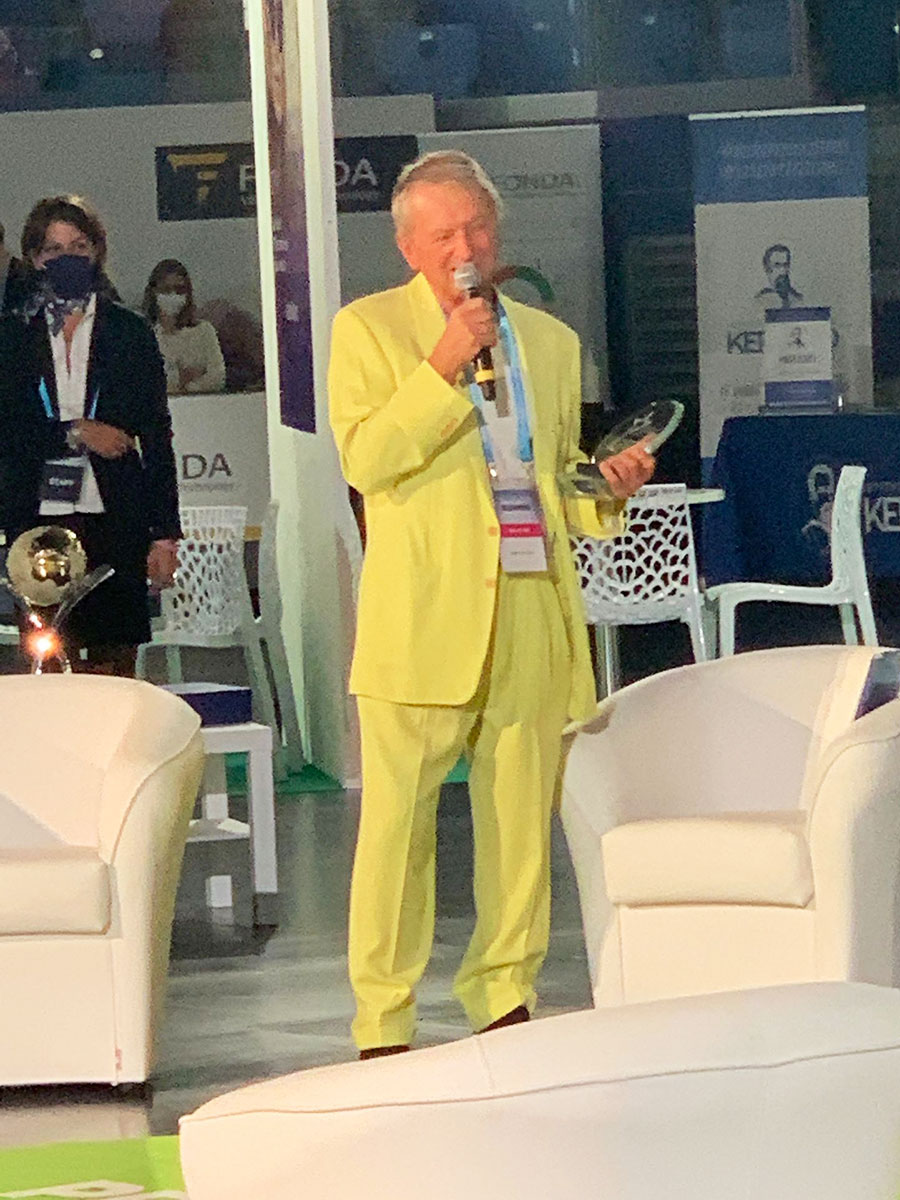 Lucio Buratto riceve il Premio alla Carriera b2eyes